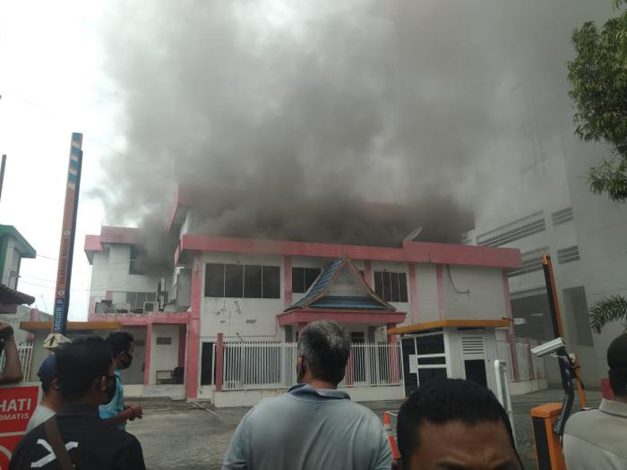 Terbakar, Diduga server di Plaza Terkomsel ini over kapasitas riauone ...