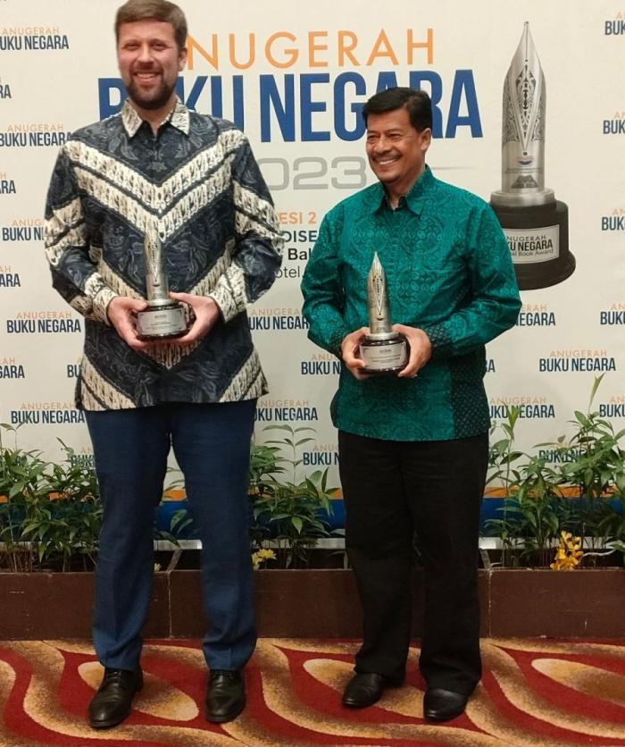 Muhammad Isa Selamat Kembali Meraih Anugerah Tokoh Buku Serantau-Asean ...